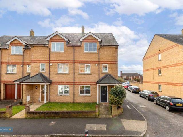 4 bedroom end of terrace house for sale