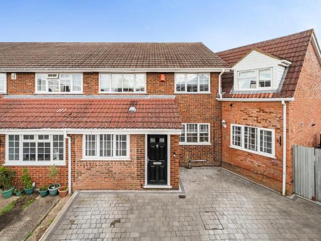 4 bedroom end of terrace house for sale
