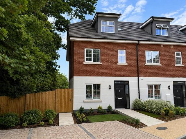 4 bedroom end of terrace house for sale