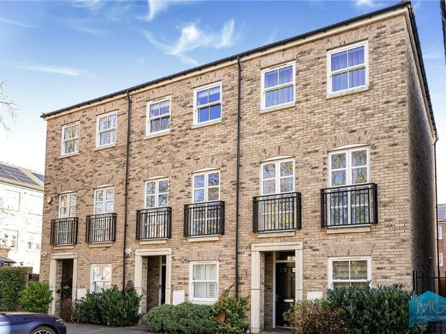 4 bedroom end of terrace house for sale