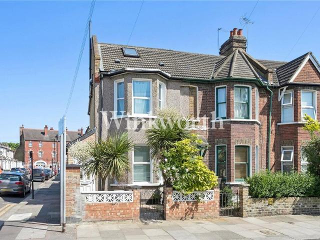 4 bedroom end of terrace house for sale
