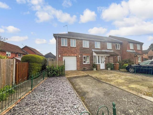 4 bedroom end of terrace house for sale