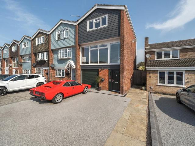 4 bedroom end of terrace house for sale