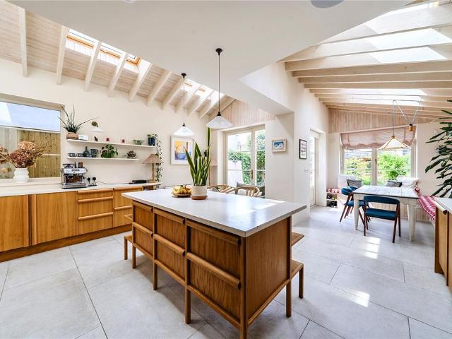 4 bedroom end of terrace house for sale