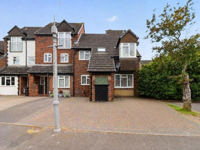 4 bedroom end of terrace house for sale