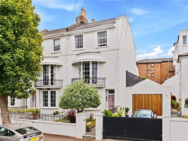 4 bedroom end of terrace house for sale
