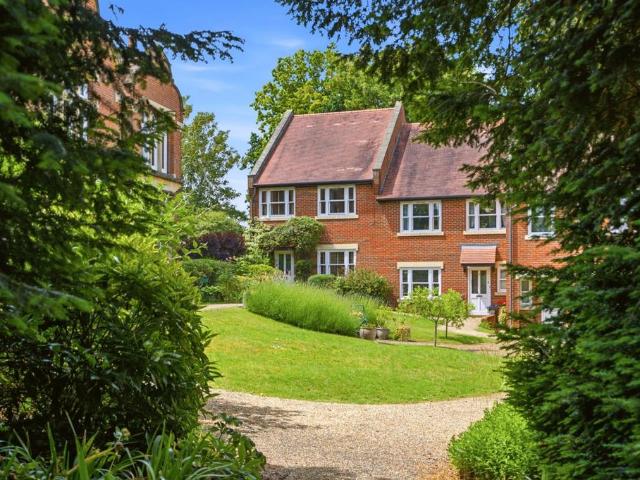 4 bedroom end of terrace house for sale
