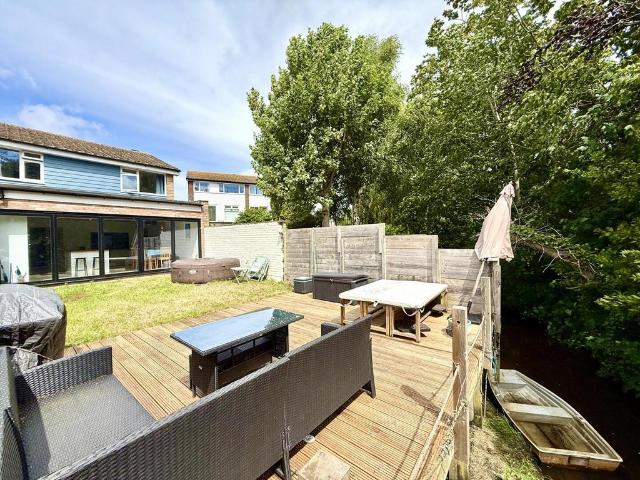 4 bedroom end of terrace house for sale