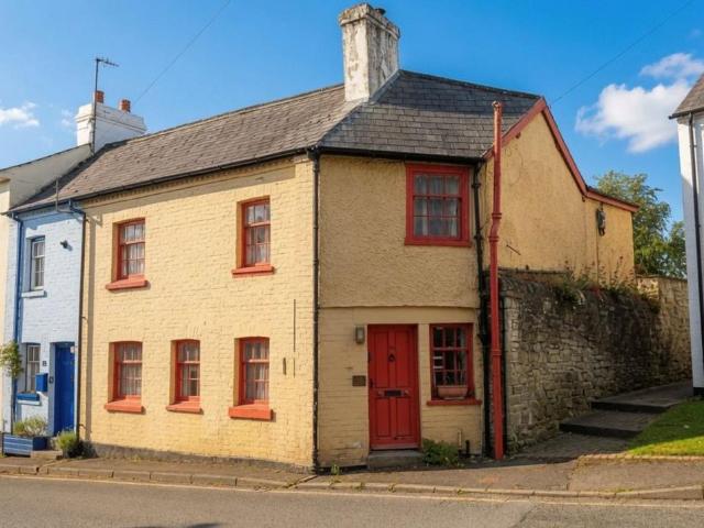 4 bedroom end of terrace house for sale