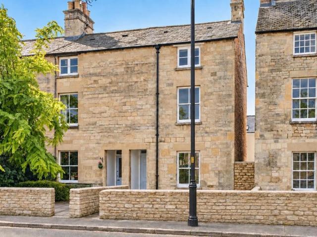 4 bedroom end of terrace house for sale