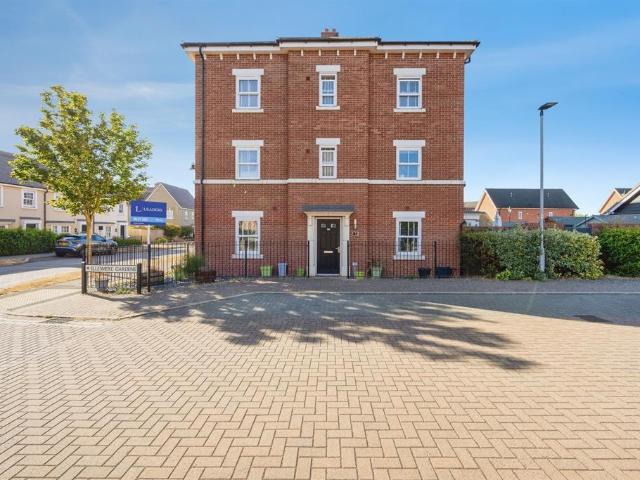 4 bedroom end of terrace house for sale