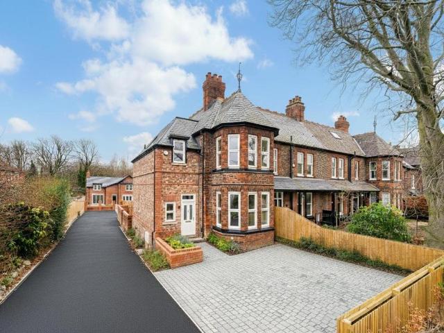 4 bedroom end of terrace house for sale