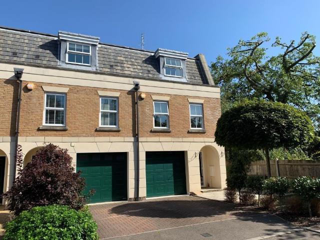 4 bedroom end of terrace house for sale