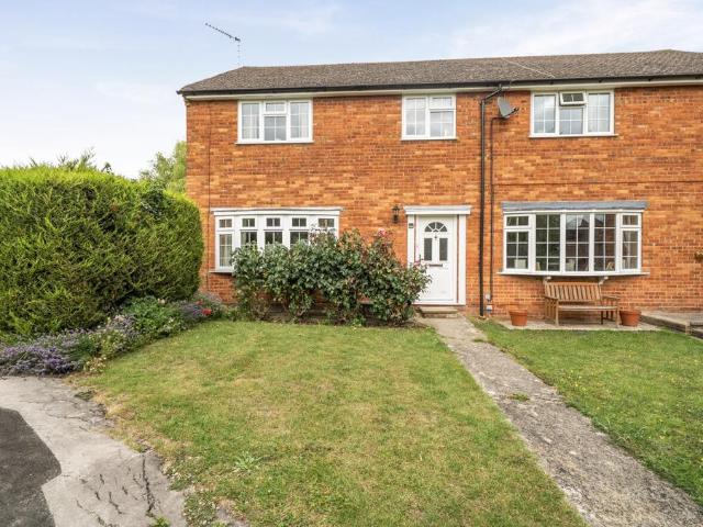 4 bedroom end of terrace house for sale
