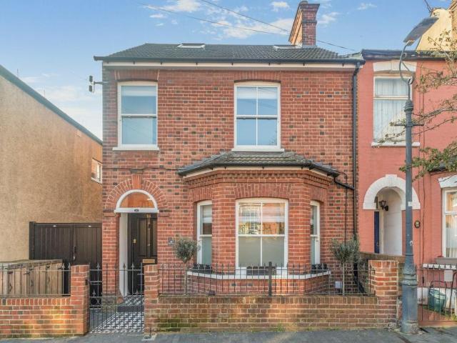 4 bedroom end of terrace house for sale
