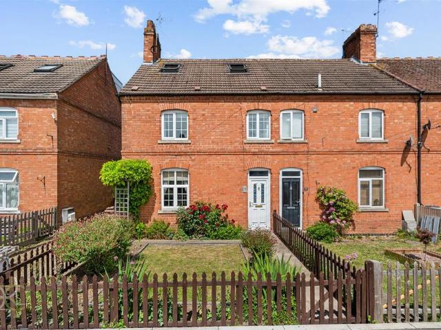 4 bedroom end of terrace house for sale