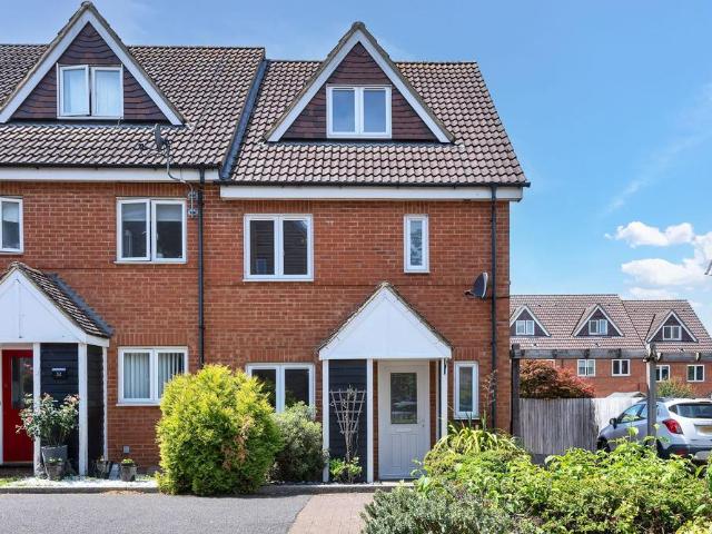 4 bedroom end of terrace house for sale