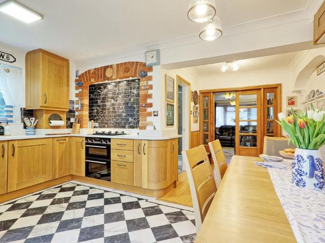 4 bedroom end of terrace house for sale