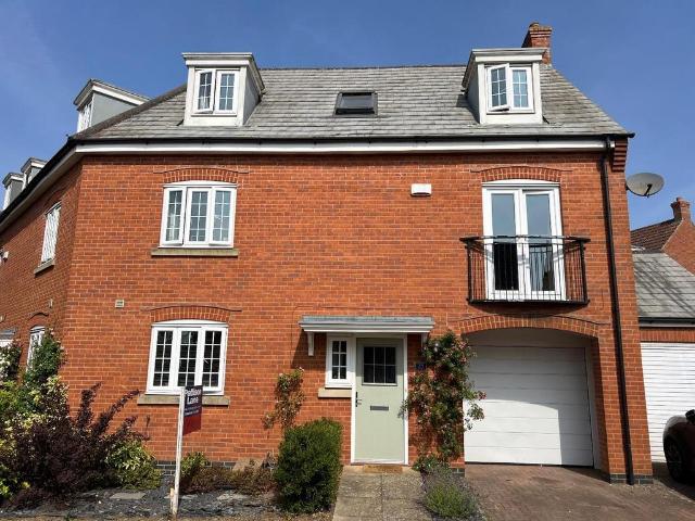 4 bedroom end of terrace house for sale