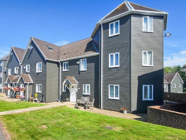 4 bedroom end of terrace house for sale