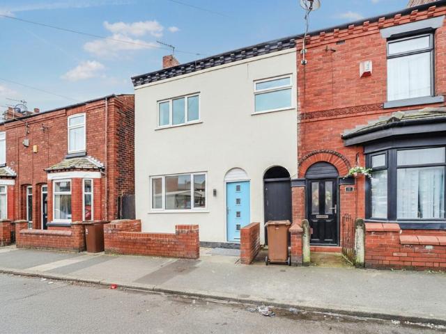 4 bedroom end of terrace house for sale
