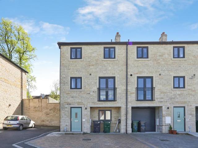 4 bedroom end of terrace house for sale