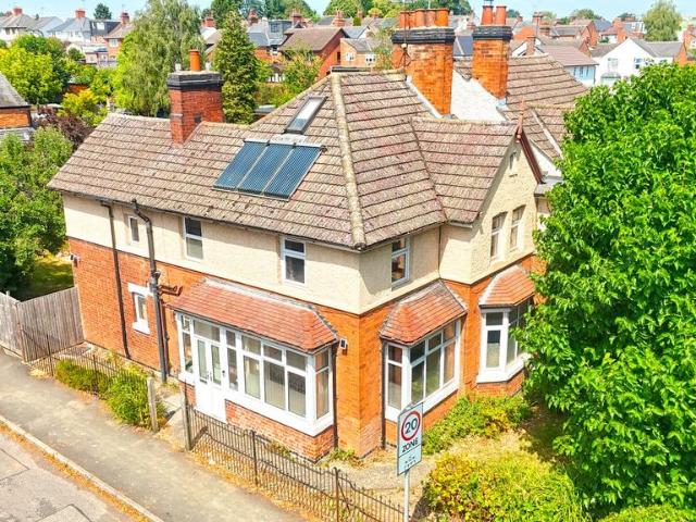 4 bedroom end of terrace house for sale