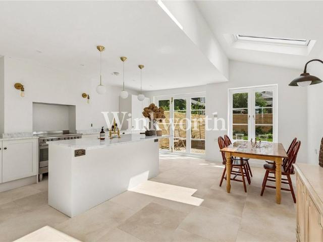4 bedroom end of terrace house for sale