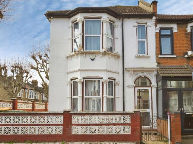 4 bedroom end of terrace house for sale