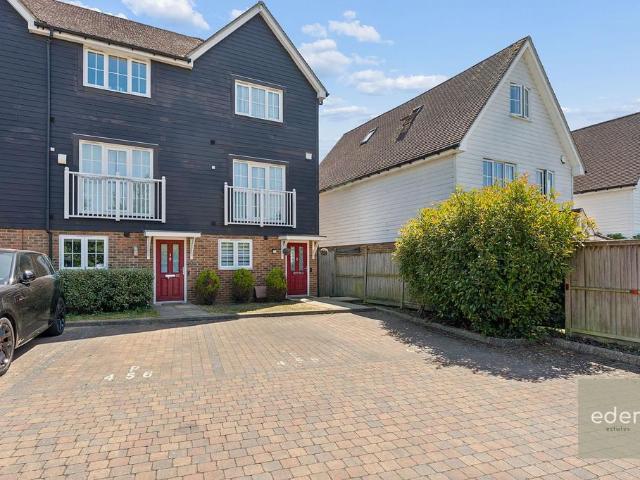4 bedroom end of terrace house for sale