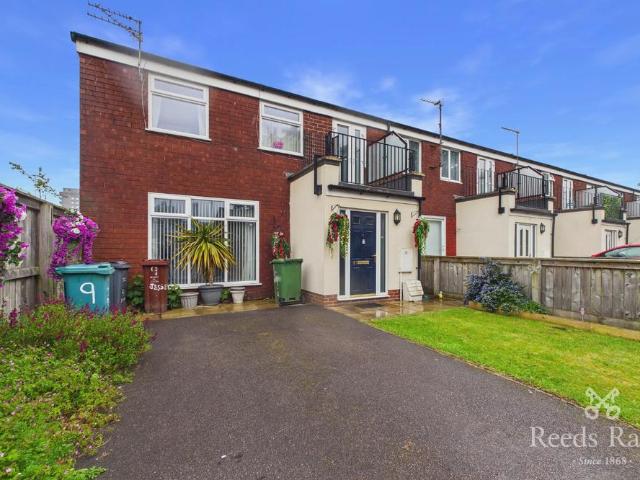 4 bedroom end of terrace house for sale