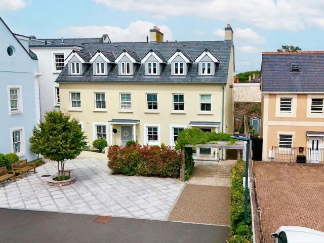 4 bedroom end of terrace house for sale