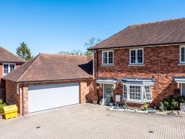 4 bedroom end of terrace house for sale