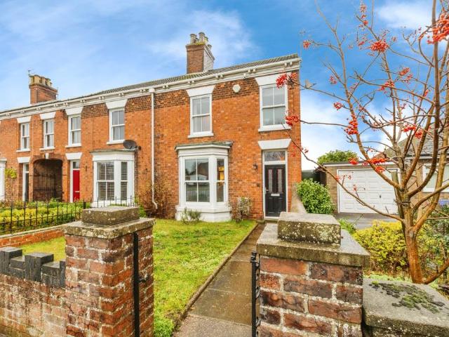 4 bedroom end of terrace house for sale
