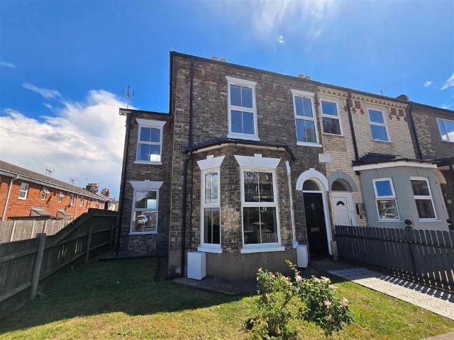 4 bedroom end of terrace house for sale