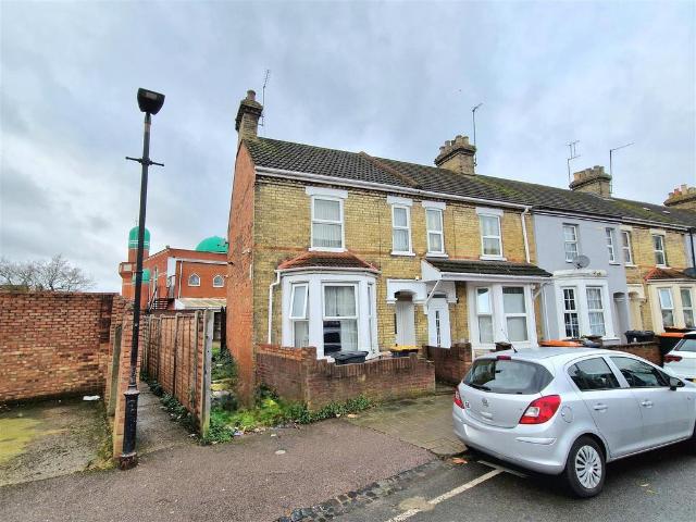 4 bedroom end of terrace house for sale