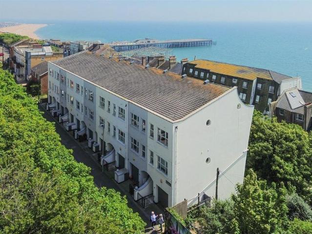 4 bedroom end of terrace house for sale