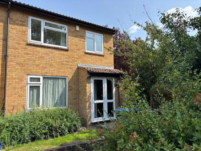 4 bedroom end of terrace house for sale