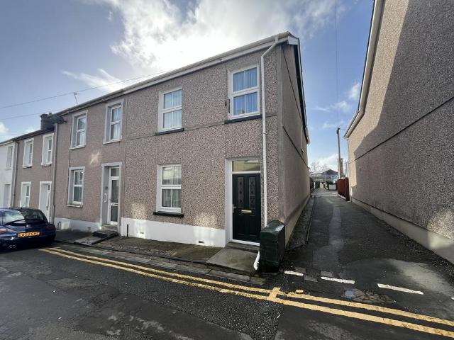 4 bedroom end of terrace house for sale