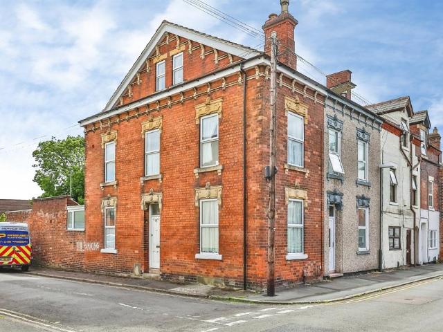 4 bedroom end of terrace house for sale