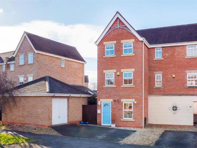 4 bedroom end of terrace house for sale