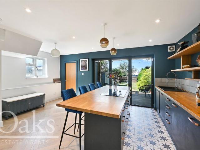 4 bedroom end of terrace house for sale