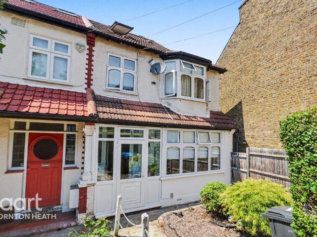 4 bedroom end of terrace house for sale