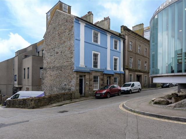 4 bedroom end of terrace house for sale