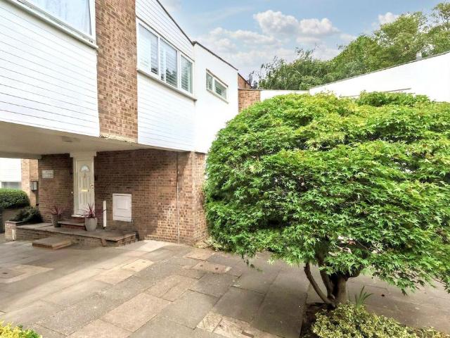 4 bedroom end of terrace house for sale