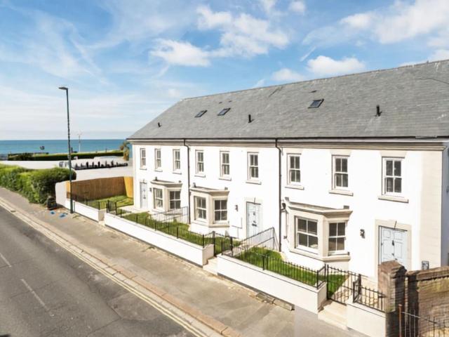 4 bedroom end of terrace house for sale