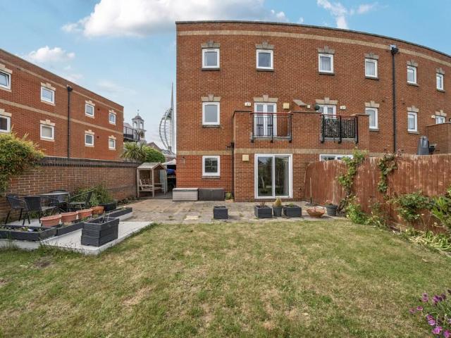4 bedroom end of terrace house for sale