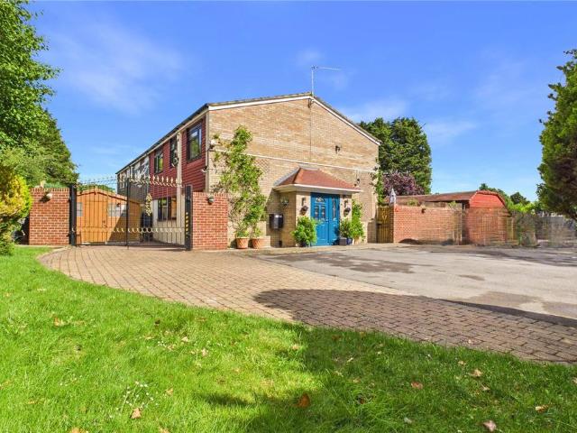 4 bedroom end of terrace house for sale
