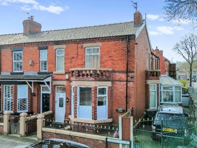 4 bedroom end of terrace house for sale
