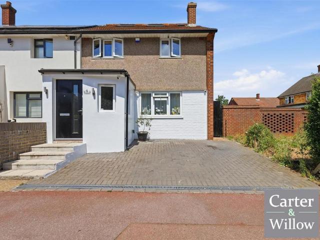 4 bedroom end of terrace house for sale